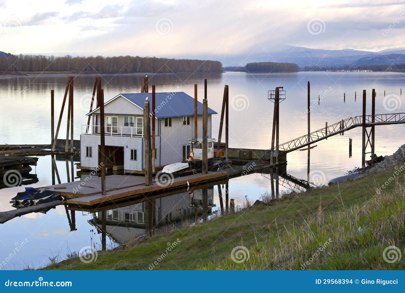 Floating House on the Columbia River. Stock Photo - Image of forest ...