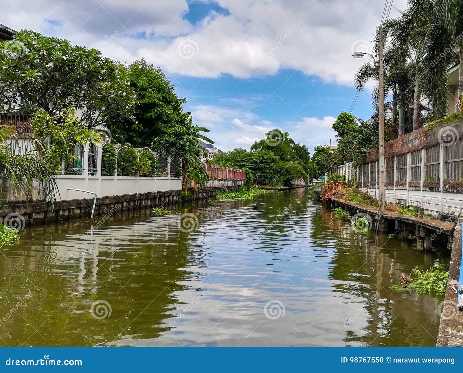 Flod arkivfoto. Bild av himmel, flod, bangor, kanal - 98767550