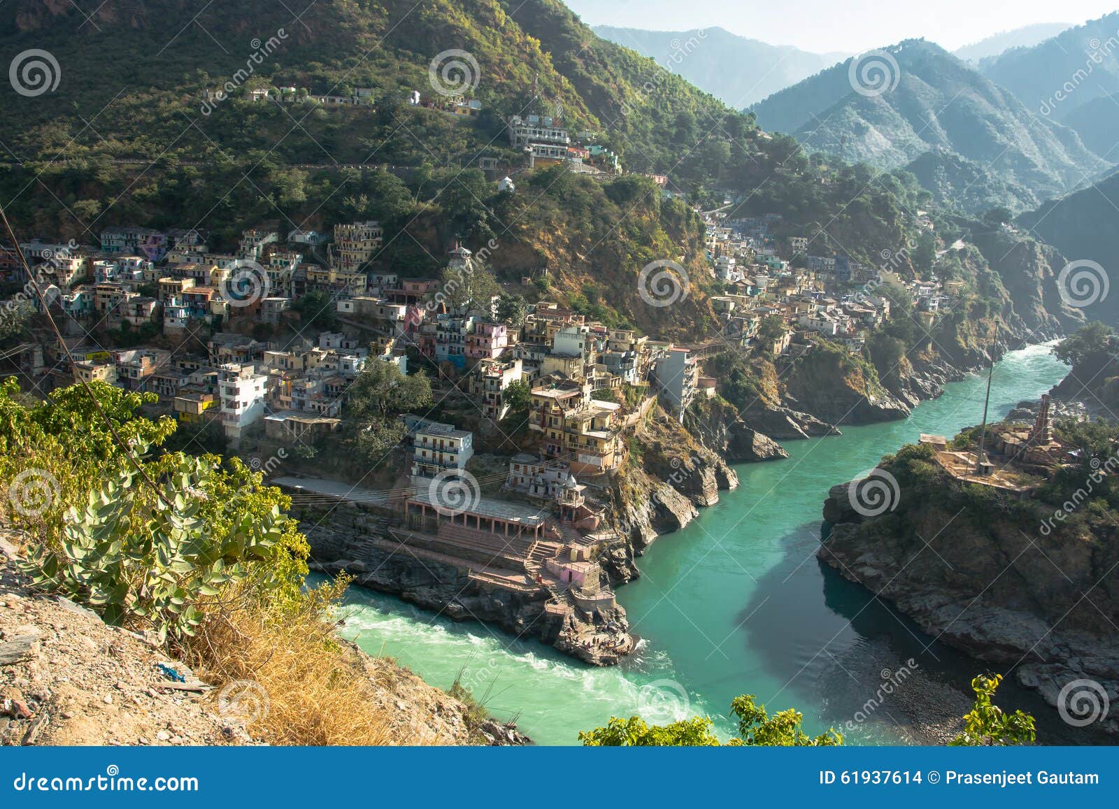 Flod och stad arkivfoto. Bild av morgon, flod, liggande - 61937614