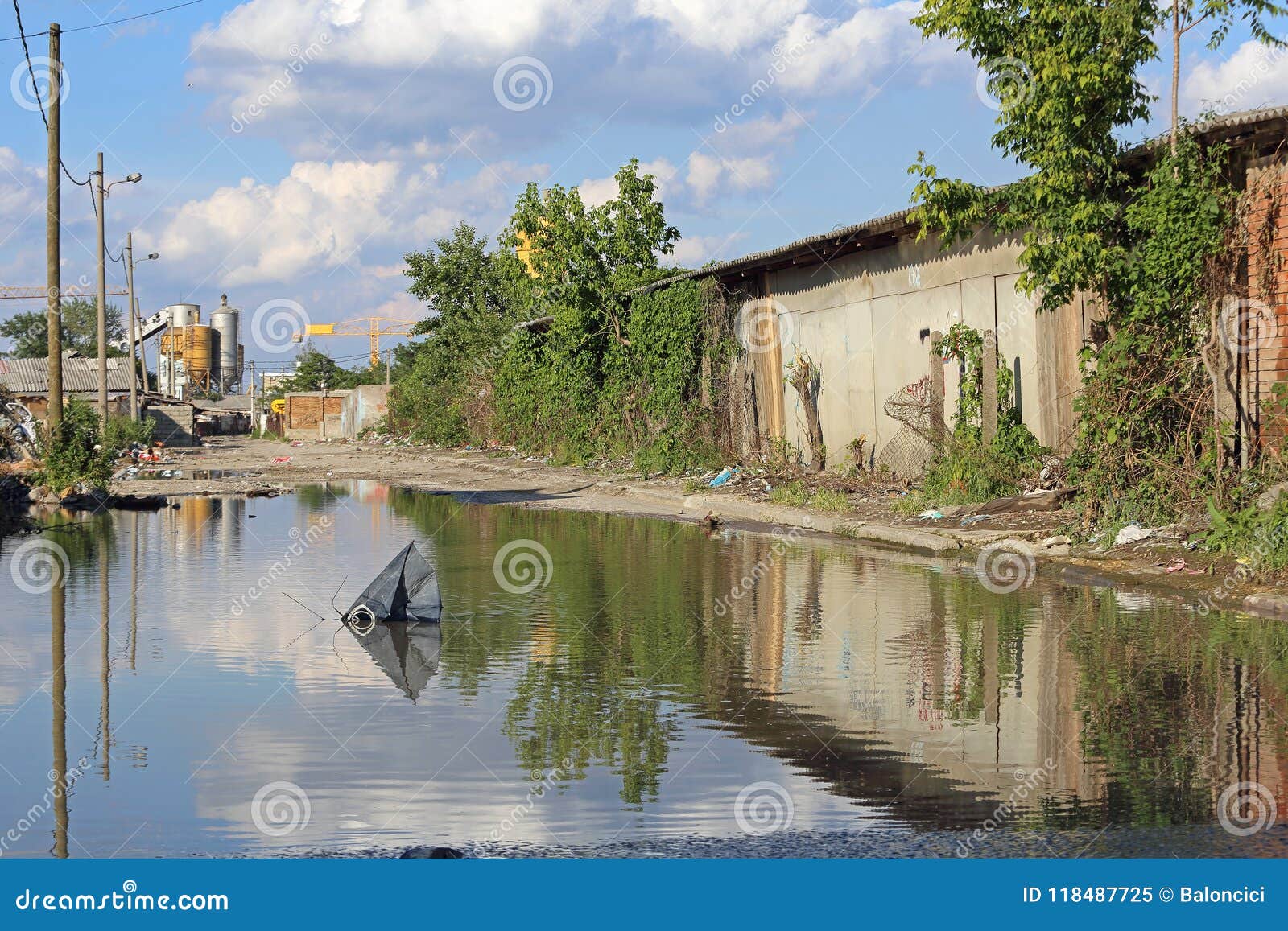 Floder fotografering för bildbyråer. Bild av doppa, gata - 118487725