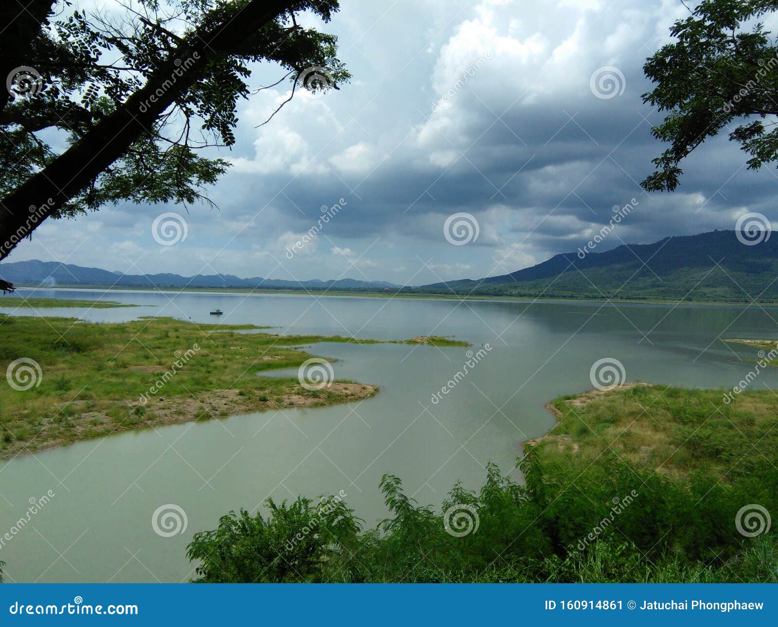 Floder och berg fotografering för bildbyråer. Bild av relax - 160914861