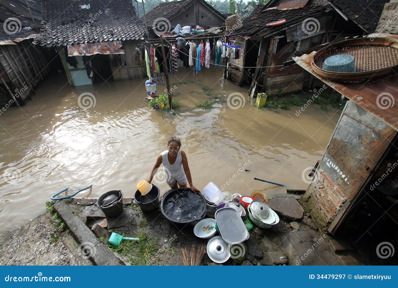 Floder in solo redaktionell arkivbild. Bild av brister - 34479297
