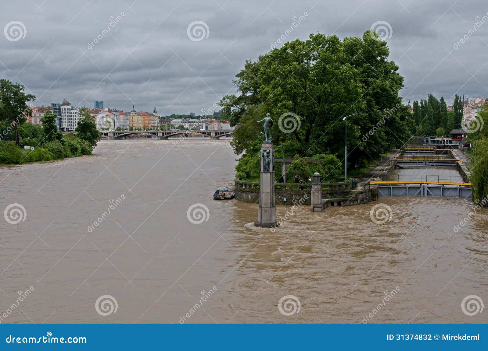Flood in Prague editorial photography. Image of river - 31374832