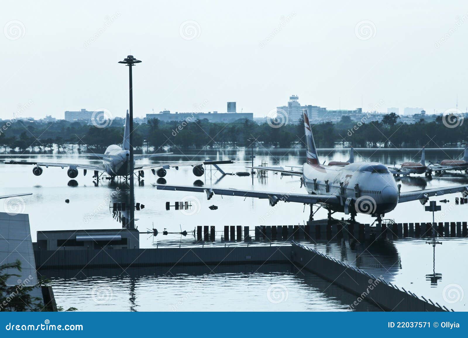 Flooded airplanes editorial photo. Image of thailand - 22037571