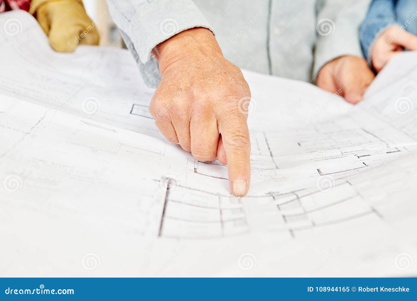 Floorplan Y Arquitecto Que Señalan Y Que Toman Decisiones Imagen de ...
