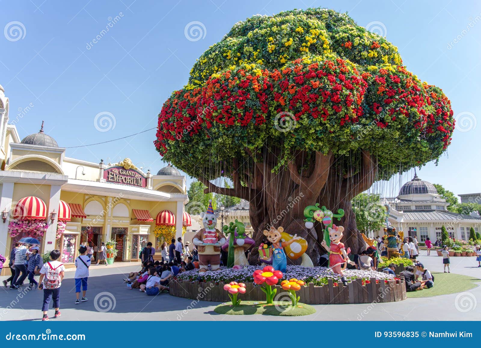 Flor Con El árbol En Everland Imagen editorial - Imagen de resorte ...