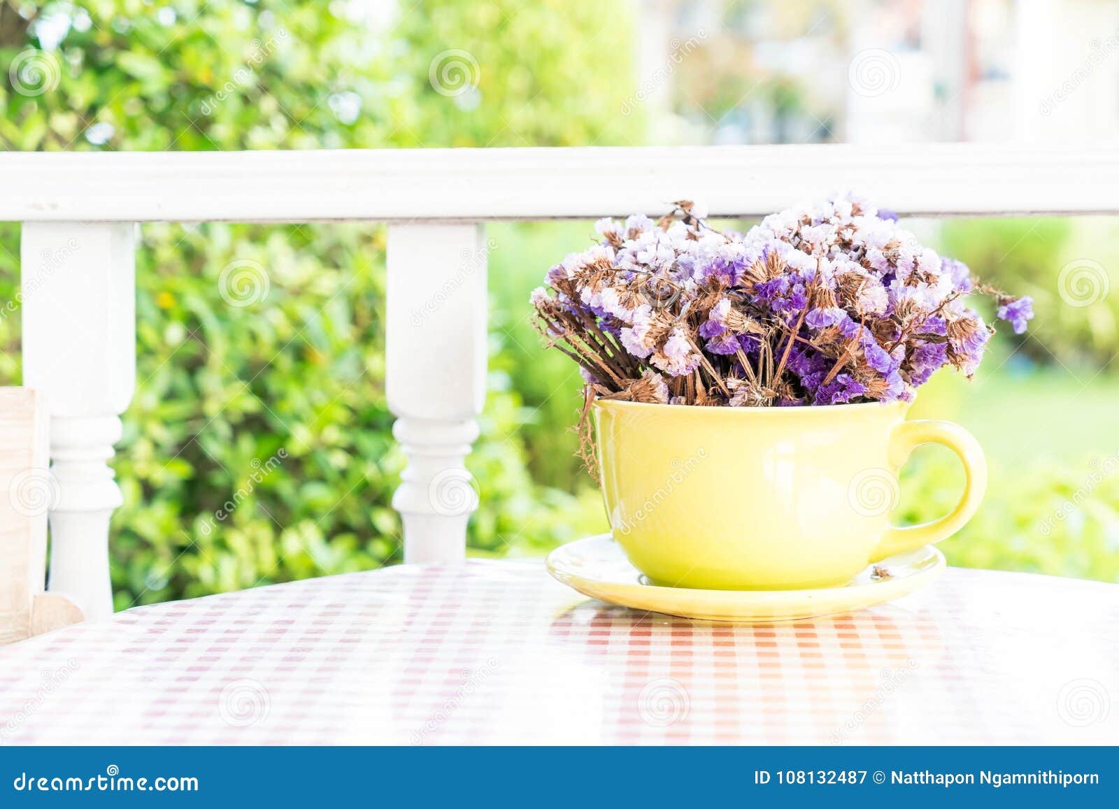 Flor de los statis en pote imagen de archivo. Imagen de florero - 108132487