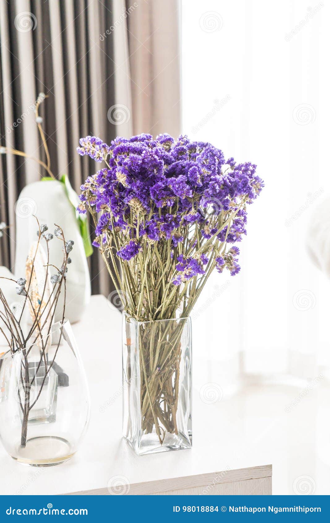 Flor dos statis no vaso foto de stock. Imagem de feminina - 98018884