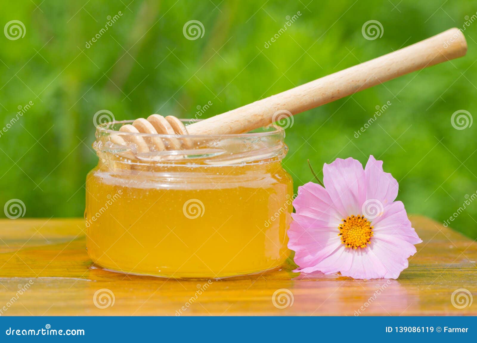 Flor E Frasco Cor-de-rosa Com Mel Imagem de Stock - Imagem de aroma ...