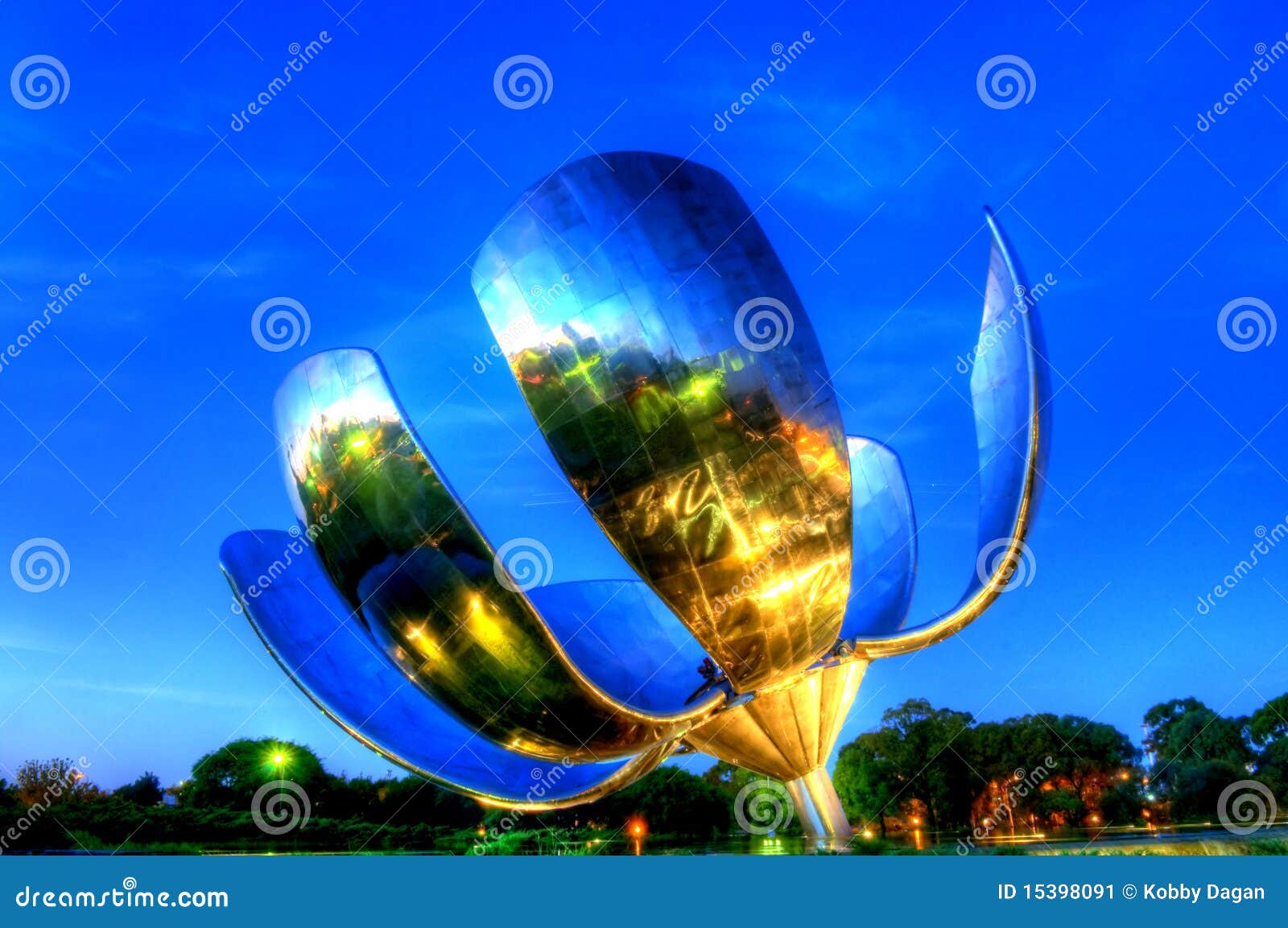 Floralis Generica foto editorial. Imagen de monumento - 15398091