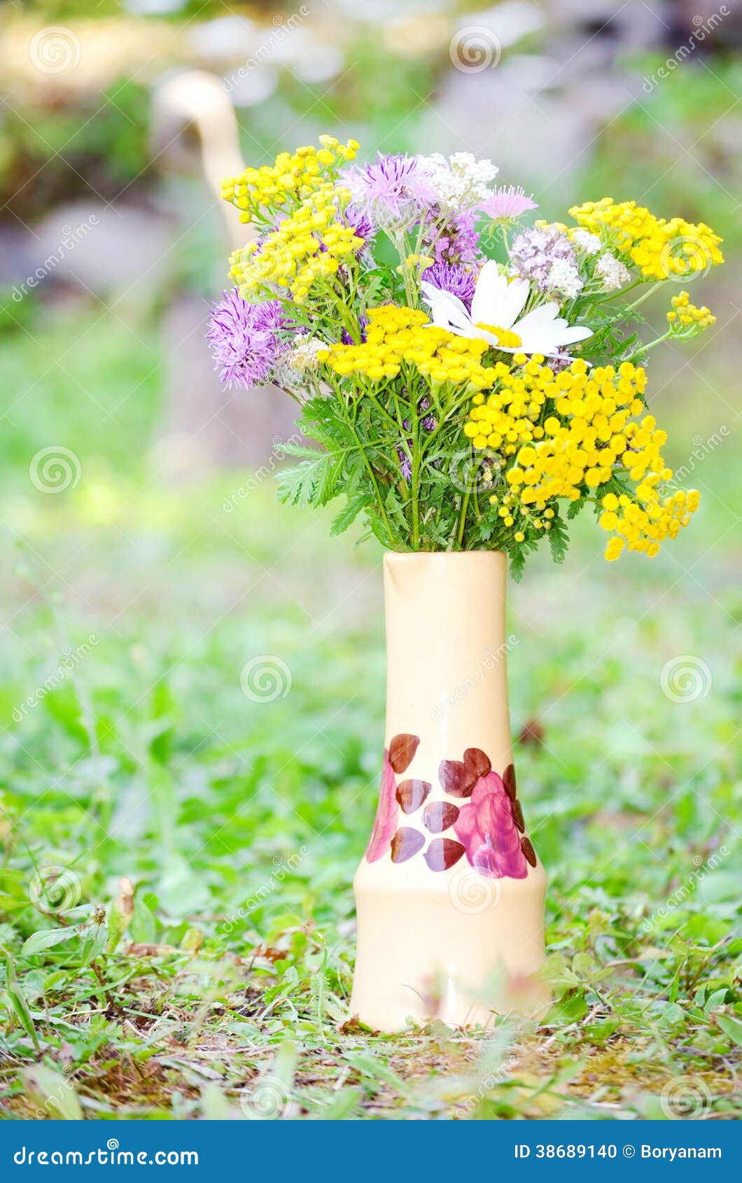 Florero Hecho a Mano Con Las Flores Del Bosque Foto de archivo - Imagen ...