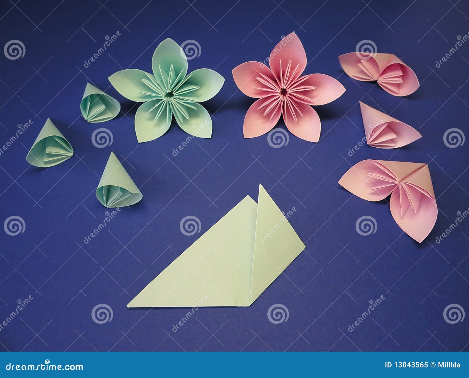 Flores de Origami stock de ilustración. Ilustración de asia - 13043565