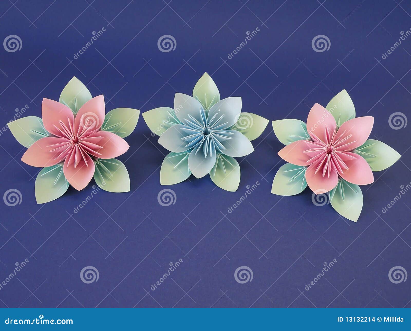 Flores de Origami foto de archivo. Imagen de extracto - 13132214