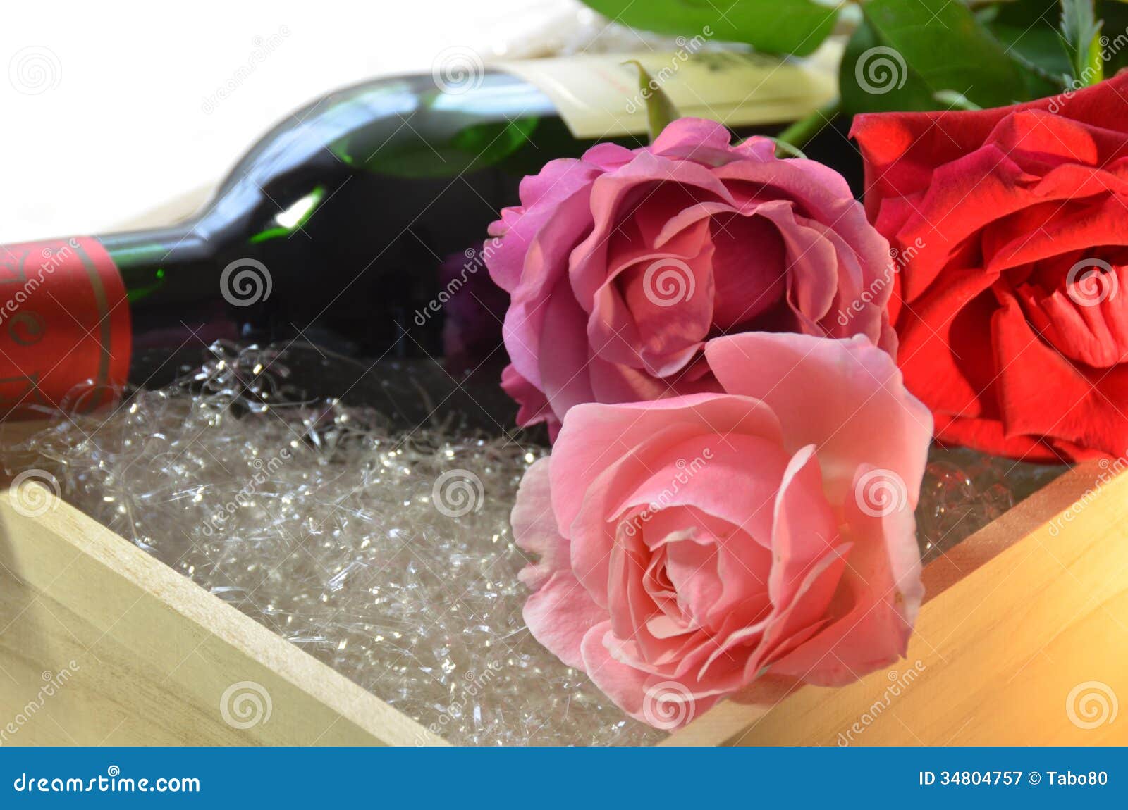 Flores De Rose Y Botella De Vino Imagen de archivo - Imagen de rojo ...
