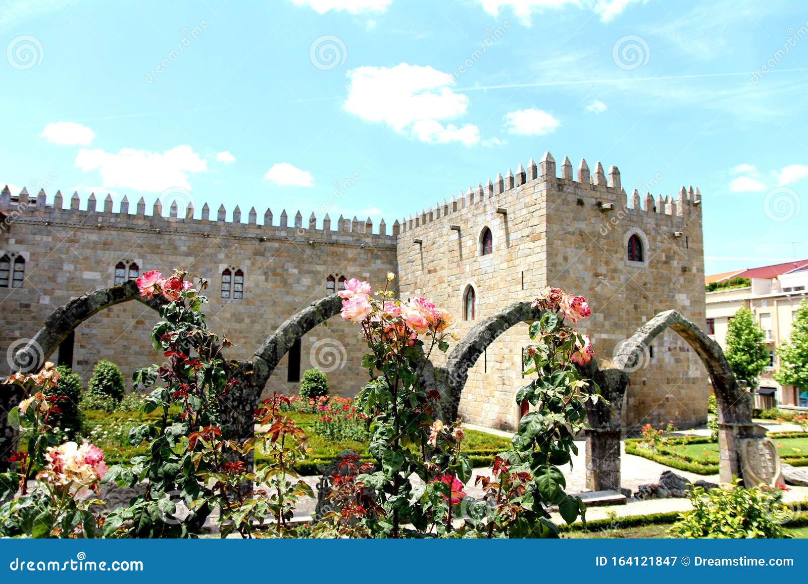 Flores por el castillo imagen de archivo. Imagen de cielo - 164121847