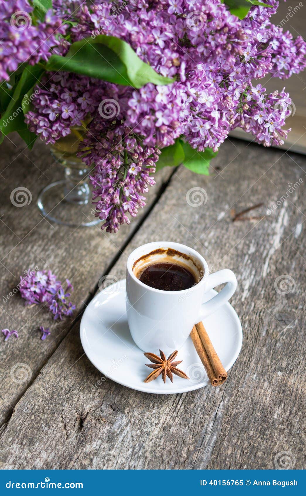 Flores y café de la lila imagen de archivo. Imagen de belleza - 40156765