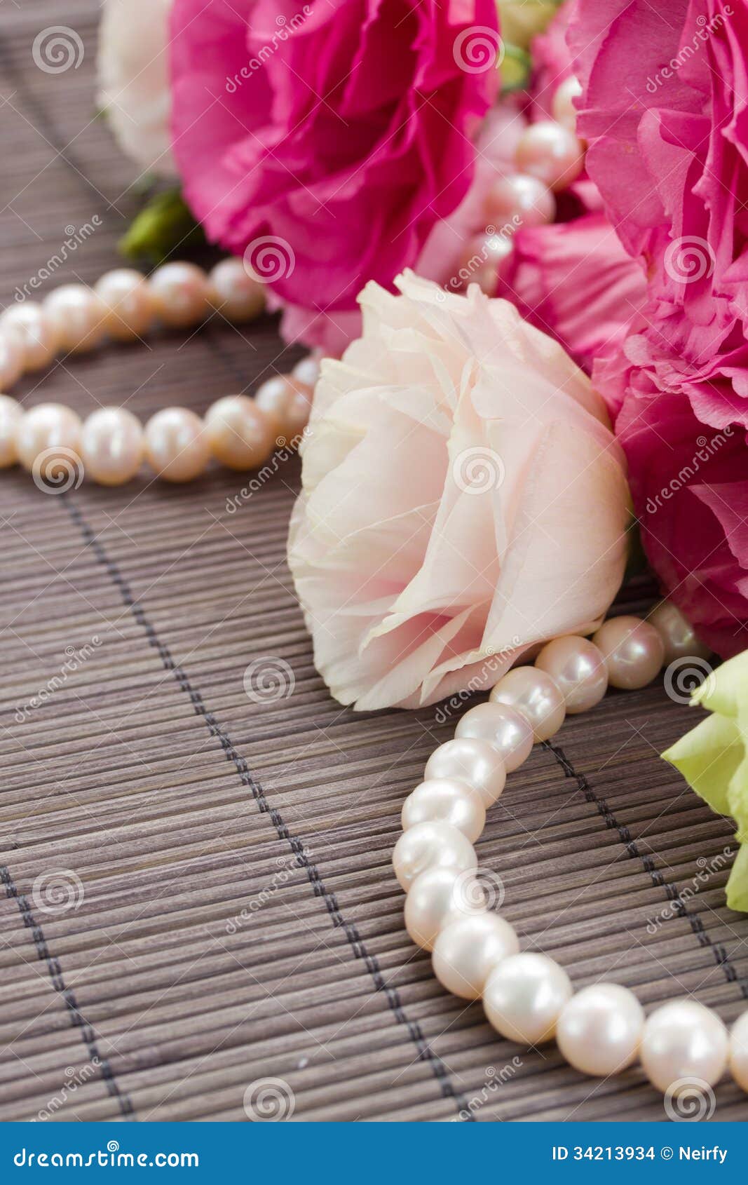 Flores Y Perlas Rosadas Del Eustoma Foto de archivo - Imagen de flor ...