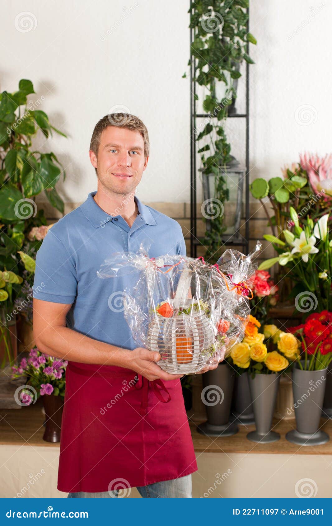 Florista na loja de flor imagem de stock. Imagem de flores - 22711097