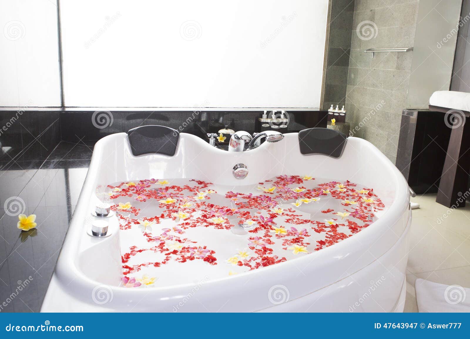 Flowers in a jacuzzi stock image. Image of flower, hydrotherapy - 47643947