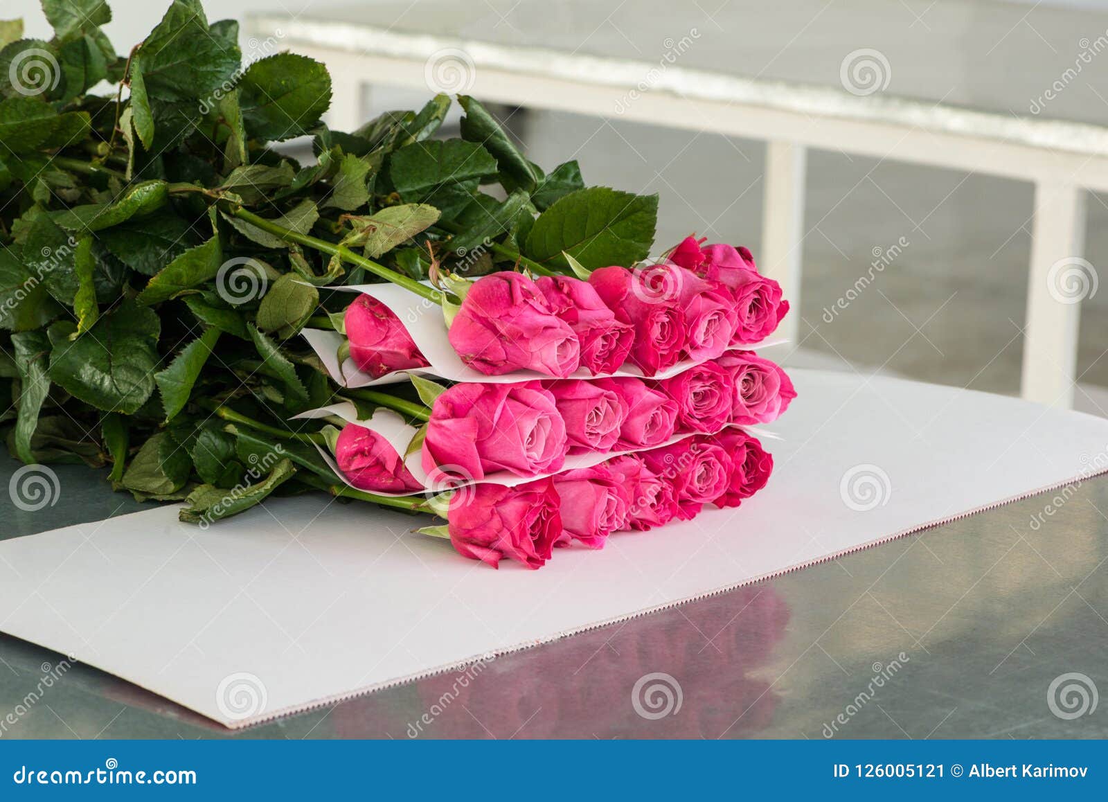 Flowers packaging process stock image. Image of parchment - 126005121