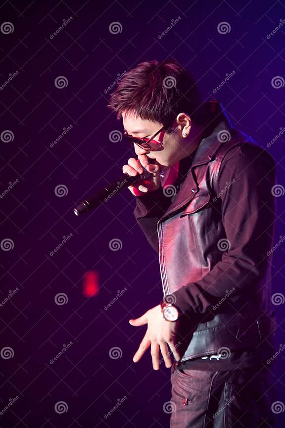 Flowsik editorial image. Image of entertainer, performer - 23548810