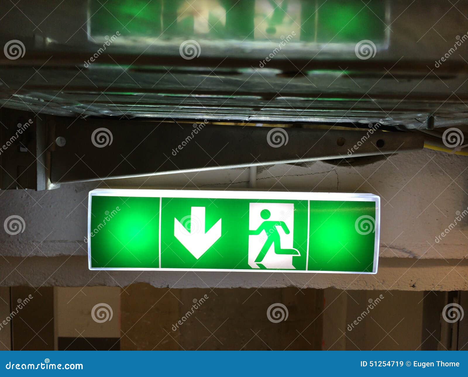 Fluchtweg stockbild. Bild von grün, sicherheit, warnung - 51254719