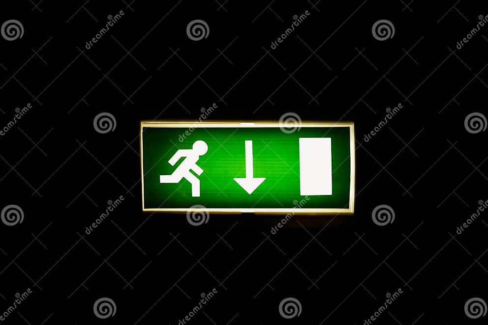 Fluchtweg-Zeichen stockfoto. Bild von sicherheit, flur - 33360474