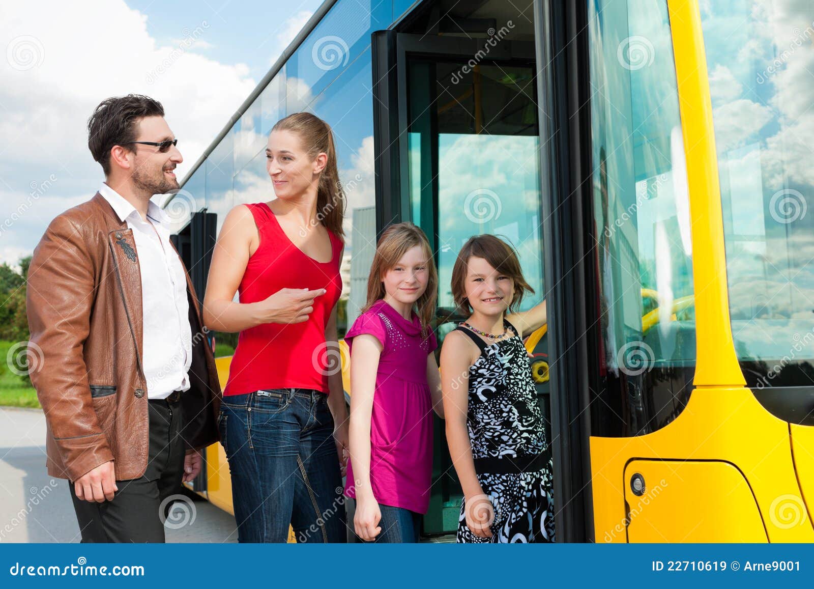 Fluggäste, Die Einen Bus Einsteigen Stockbild - Bild von reisen, kinder ...