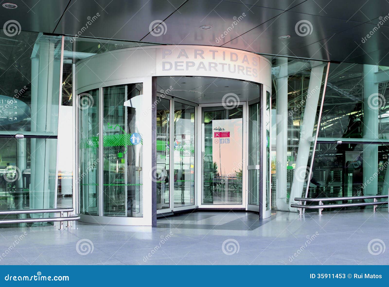 Flughafen-Eingang stockbild. Bild von aufenthaltsraum - 35911453