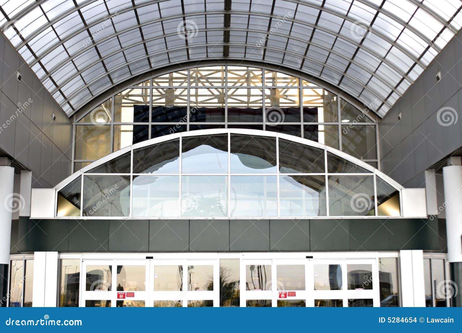 Flughafen-Eingang stockfoto. Bild von metall, korona, ohio - 5284654