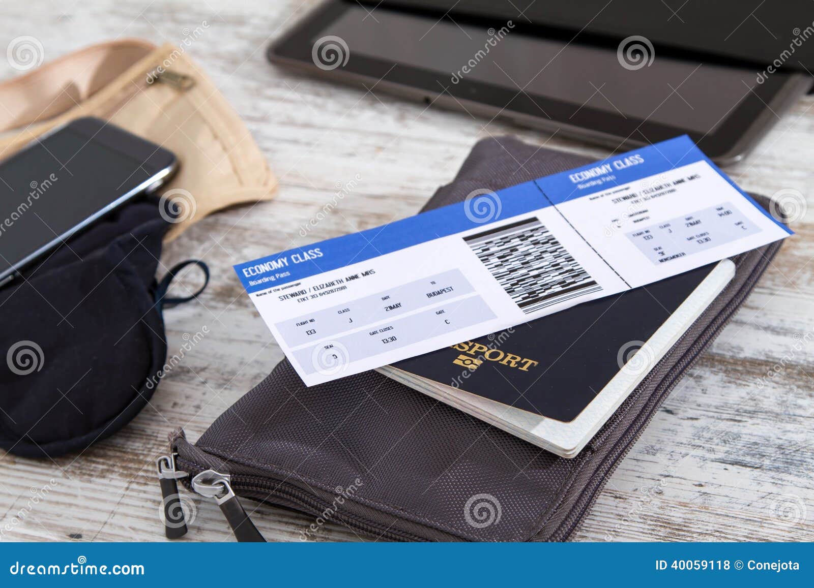 Flugticket, Pass Und Elektronik Stockfoto - Bild von luftfahrt ...