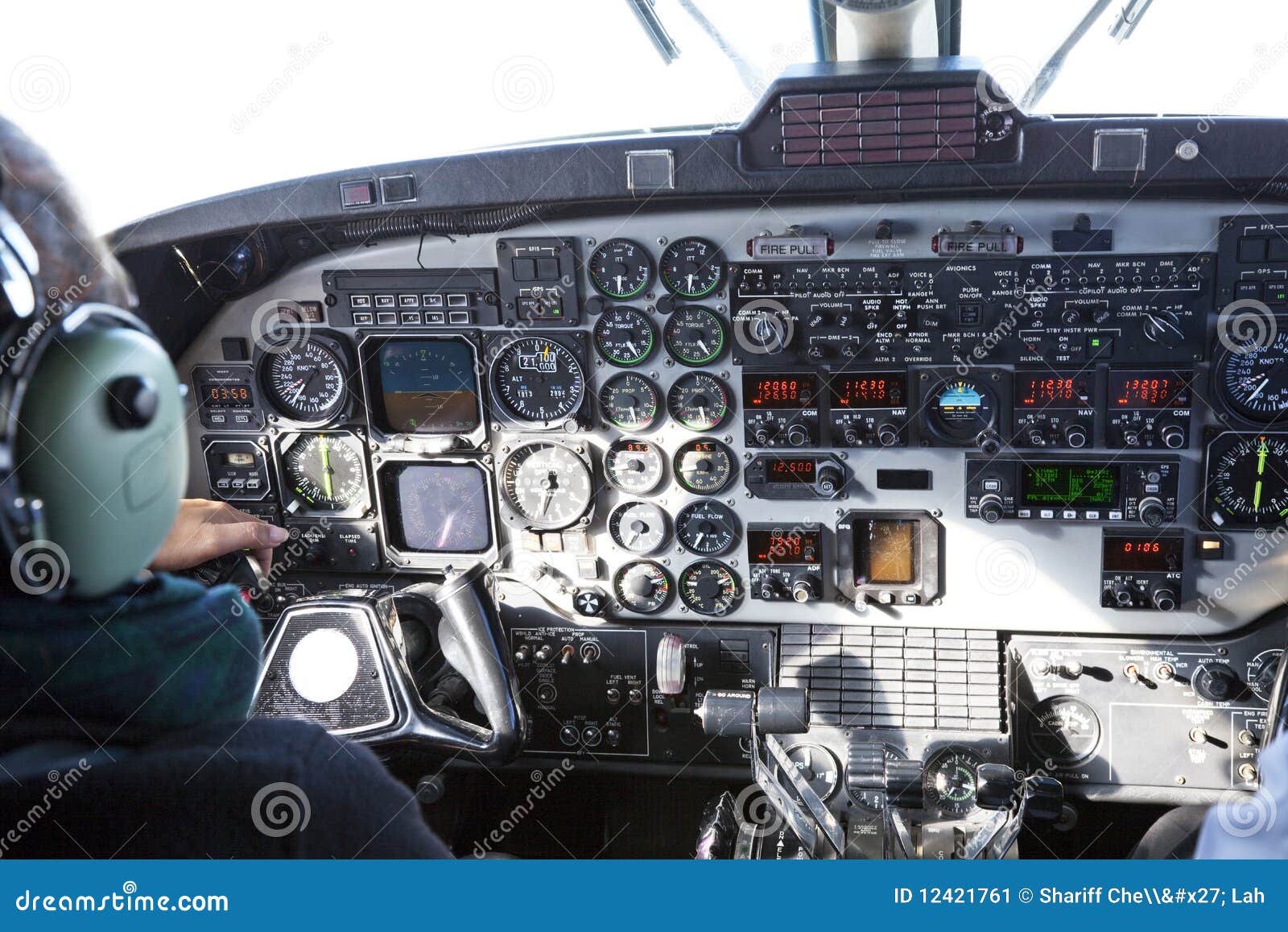 Flugzeugcockpit stockbild. Bild von instrument, pilot - 12421761