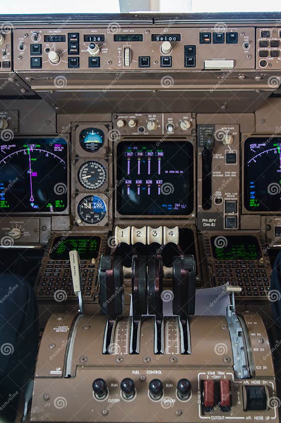 Flugzeug-Cockpit-Instrumente Stockbild - Bild von drehzahl, instrumente ...