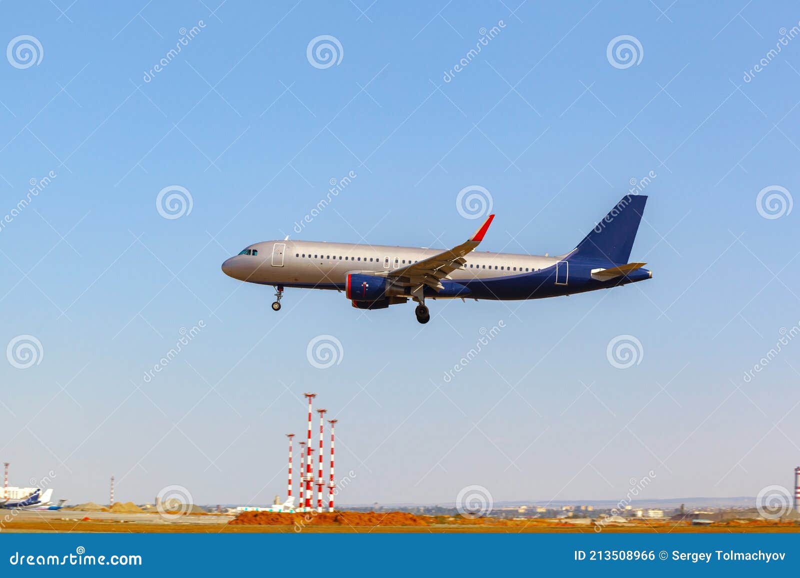 Flugzeug Startet Der Startbahn Im Flughafen Stockfoto - Bild von ...
