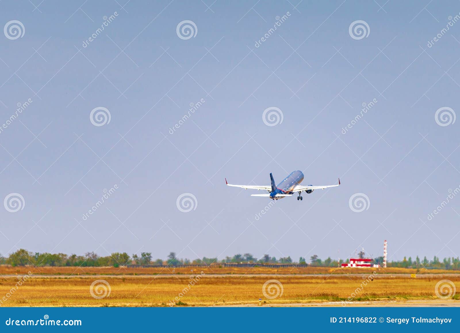 Flugzeug Startet Der Startbahn Im Flughafen Stockfoto - Bild von ...