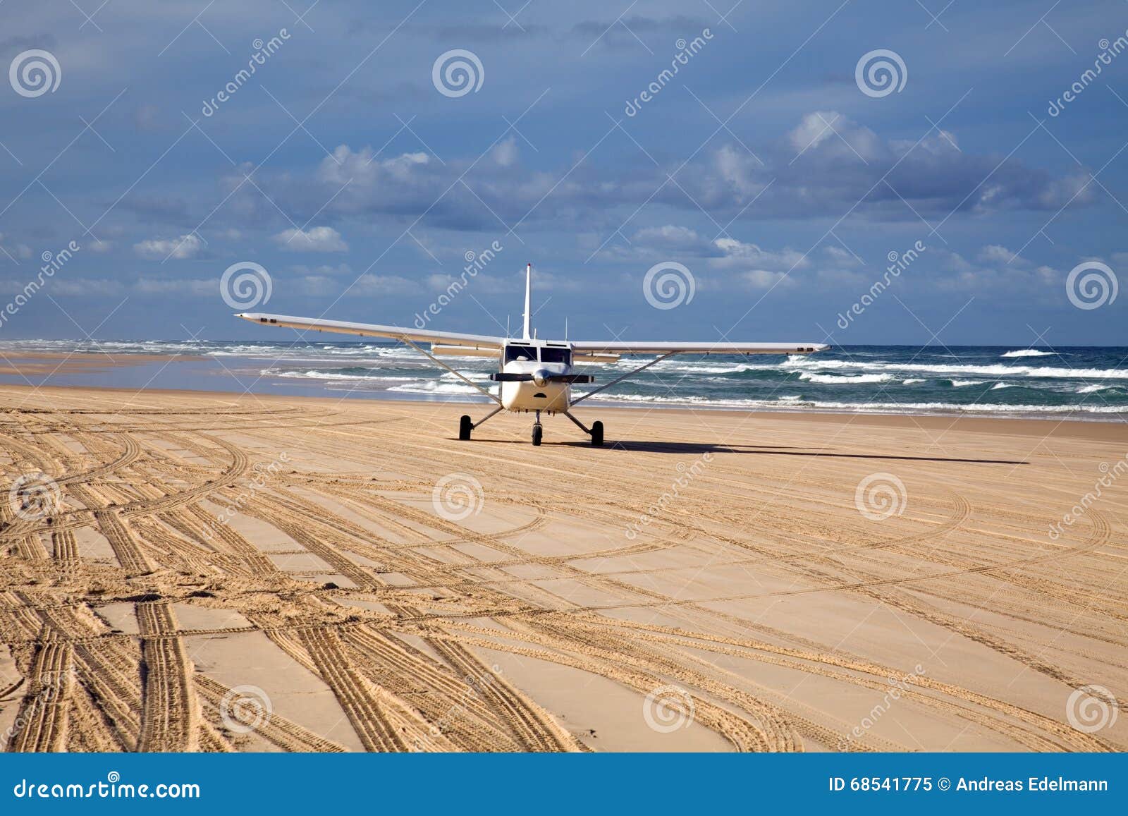 Flugzeug am Strand stock image. Image of pacific, fraser - 68541775