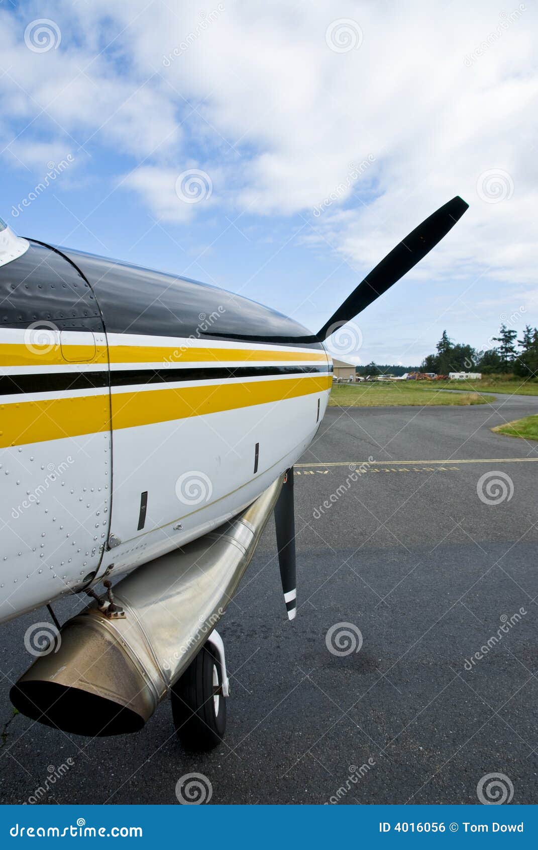 Flugzeugwekzeugspritze stockfoto. Bild von transport, schub - 4016056