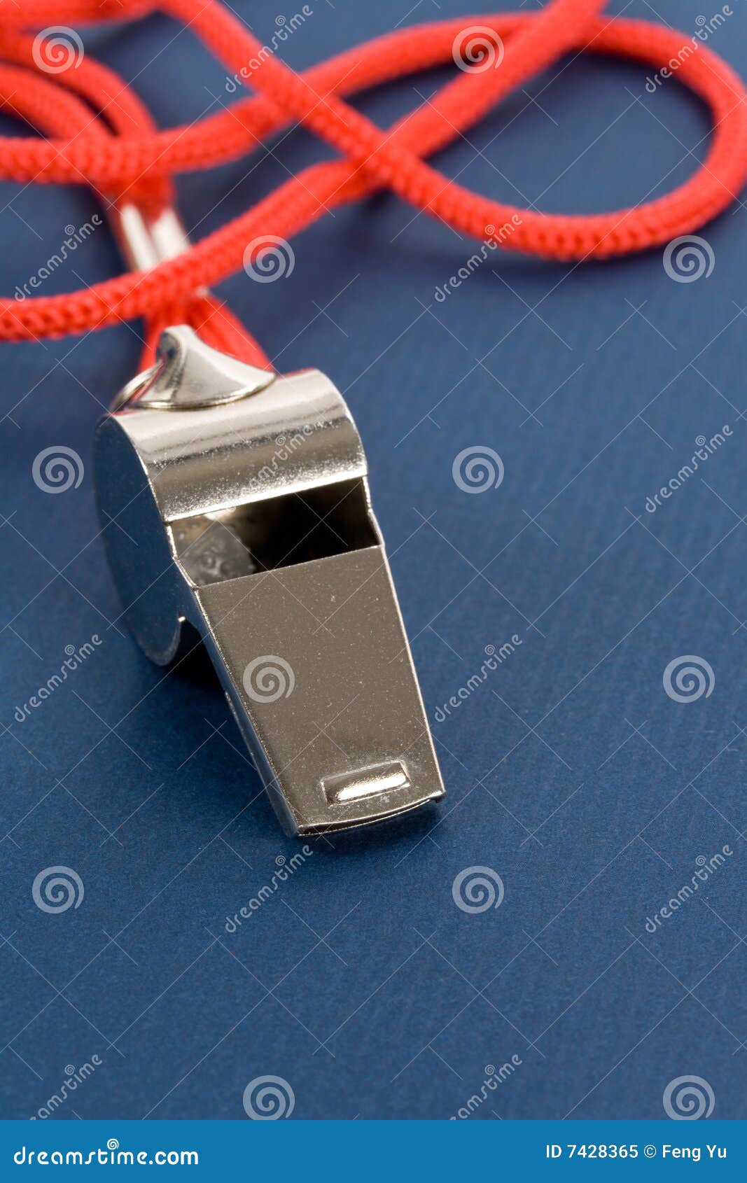 Fluitje stock afbeelding. Image of rood, fluitje, sport - 7428365