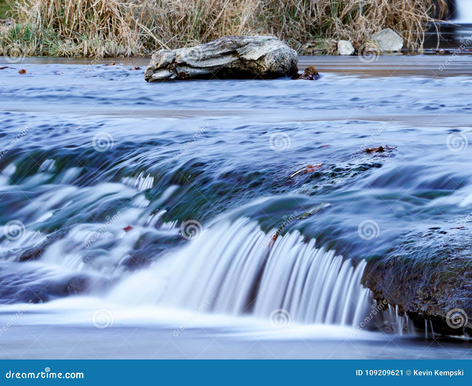 Flujo de agua imagen de archivo. Imagen de tiro, secuencia - 109209621