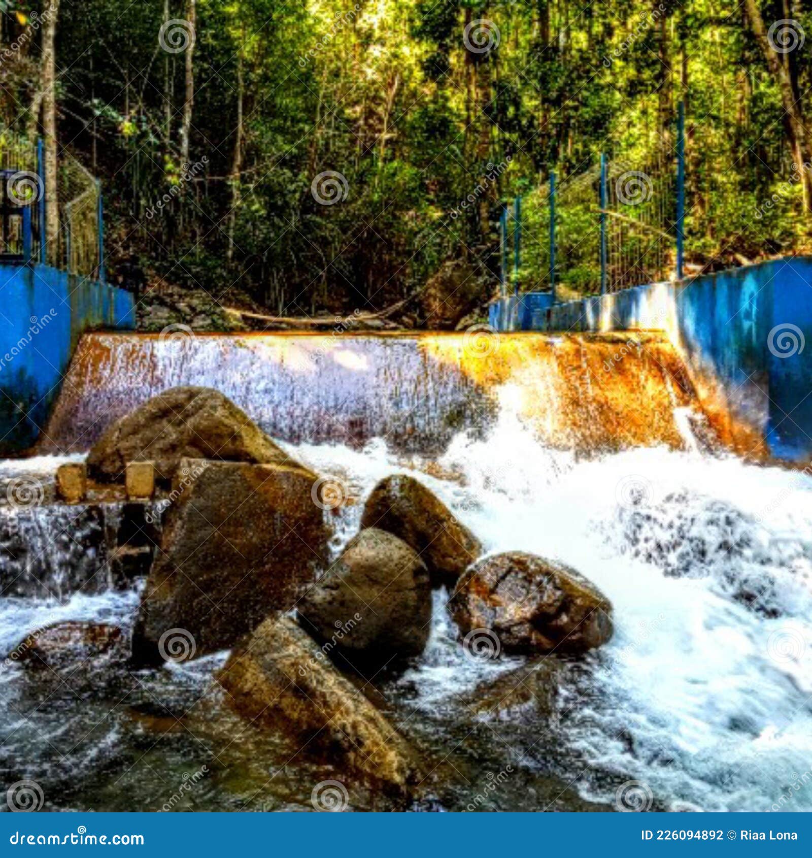 Flujo fluvial foto de archivo. Imagen de fluir, flujo - 226094892