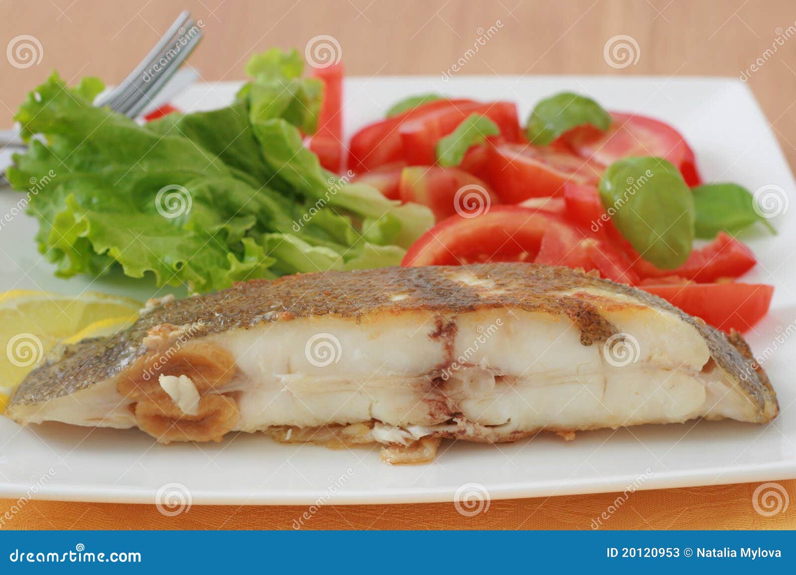 Flundra stekt sallad fotografering för bildbyråer. Bild av tomat - 20120953