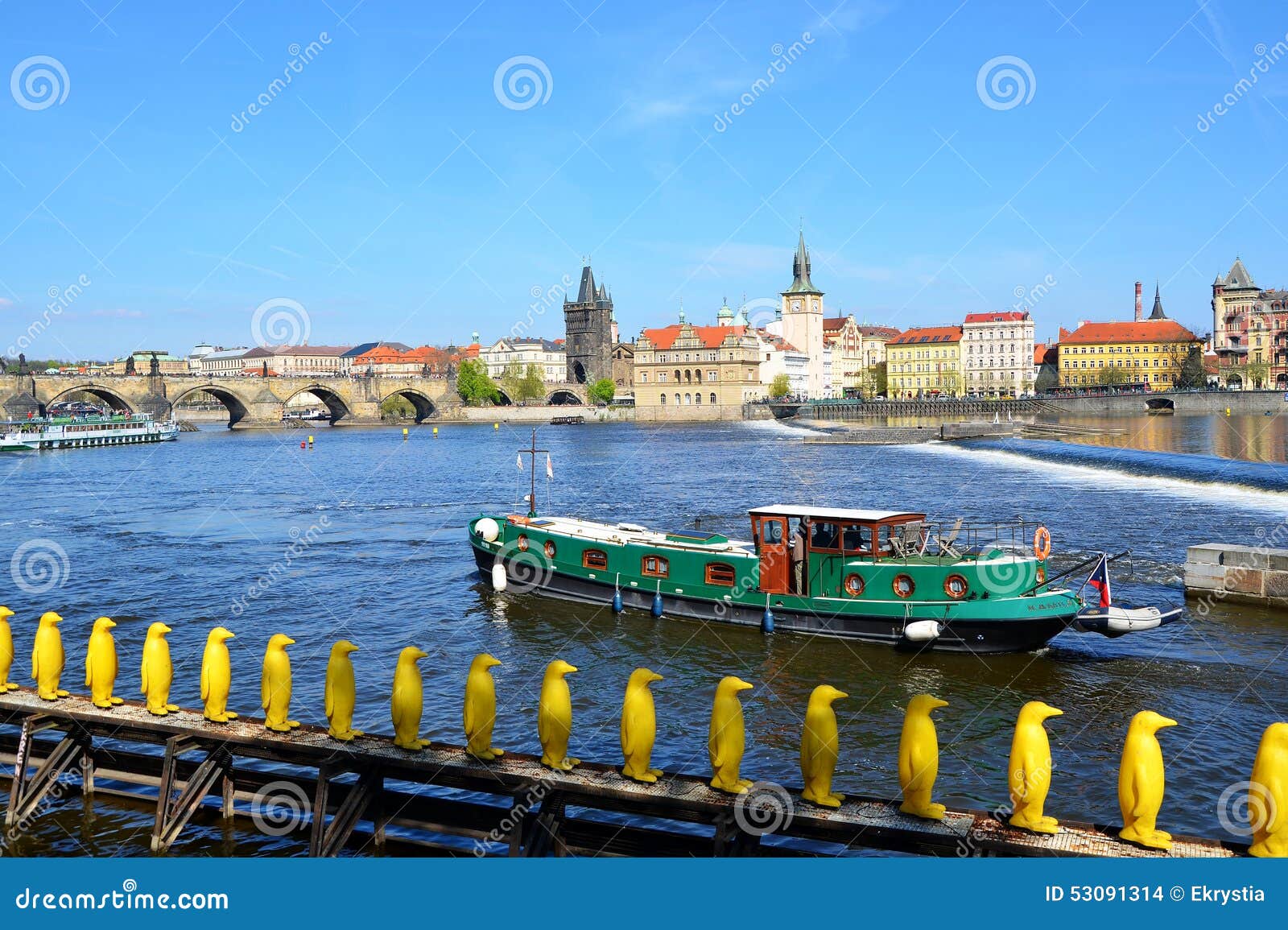 Fluss die Moldau, Prag redaktionelles stockbild. Bild von mitte - 53091314