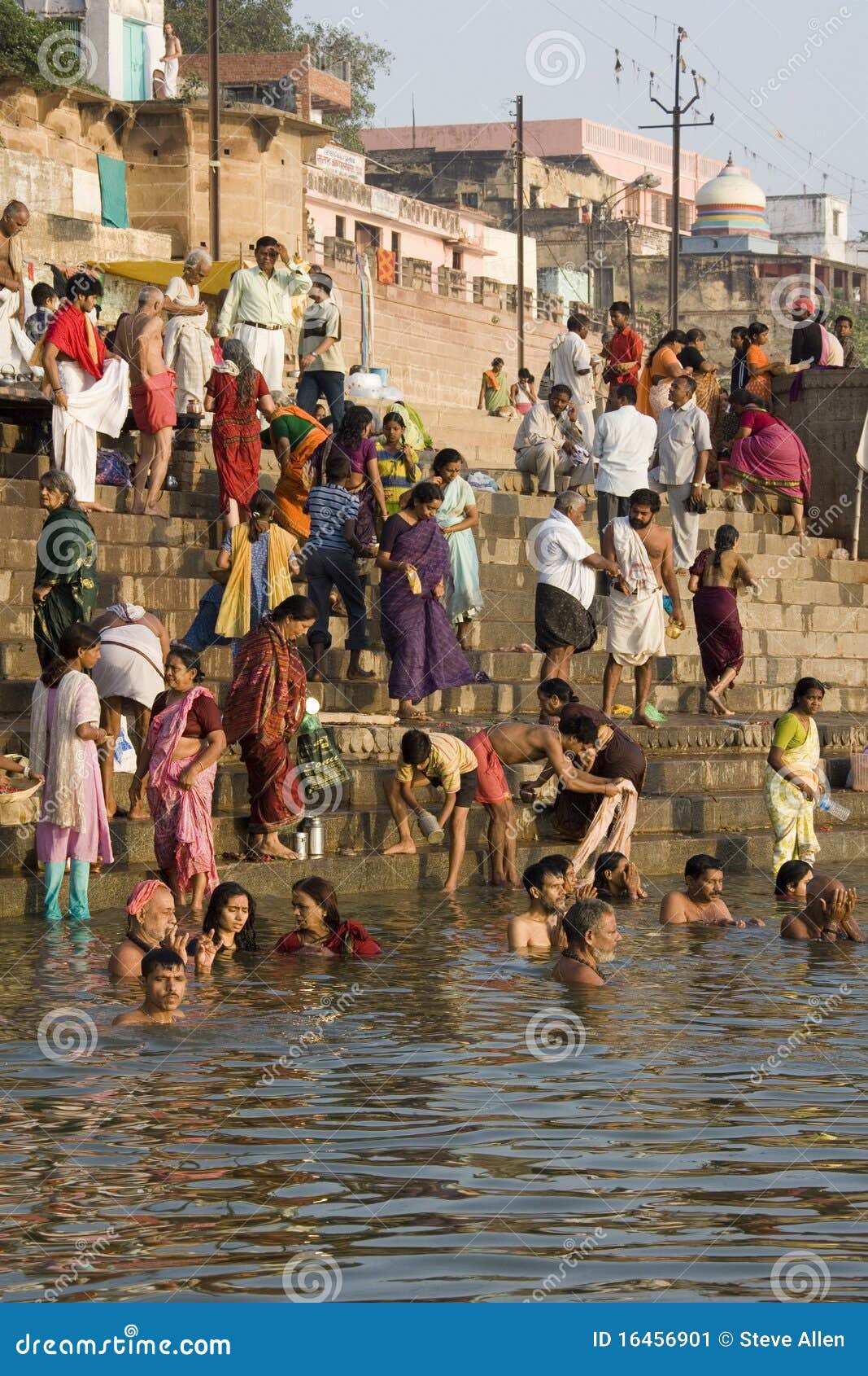 Fluss Ganges in Varanasi - Indien Redaktionelles Foto - Bild von weit ...
