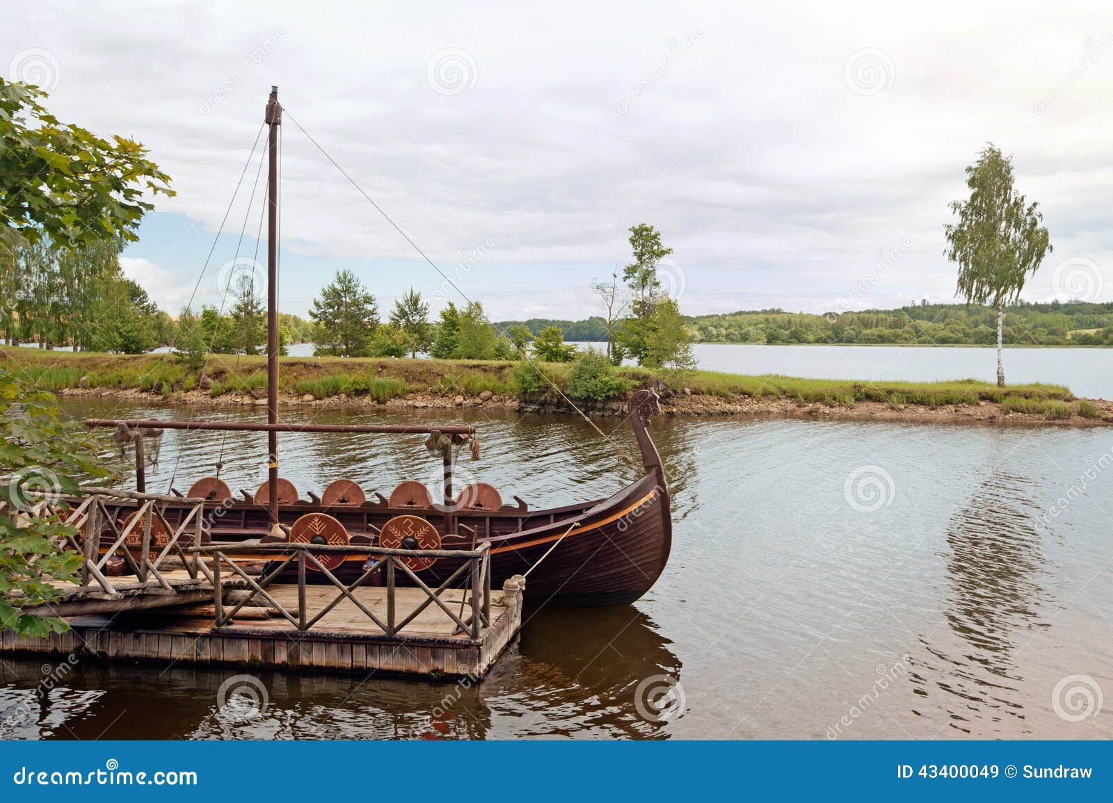 Fluss Mit Einem Wikinger-Boot am Pier Stockbild - Bild von bereich ...