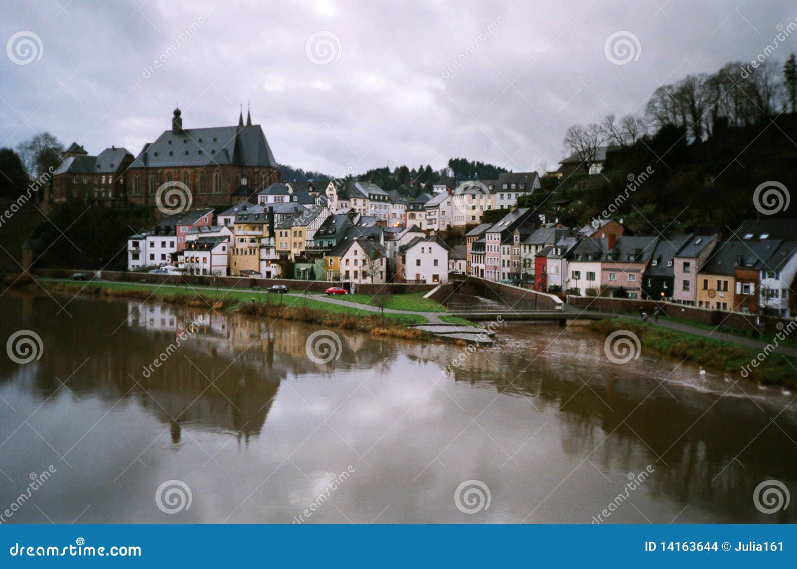 Flusslandschaft, Deutschland Stockfoto - Bild von saarland, häuschen ...