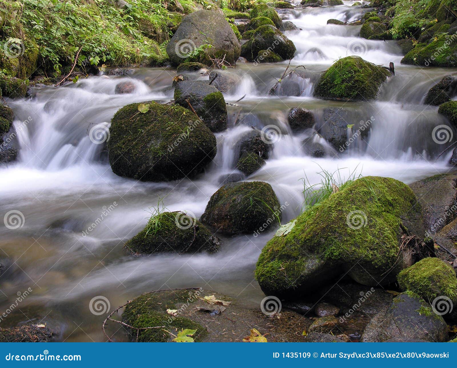 Flusso immagine stock. Immagine di bianco, pietra, acqua - 1435109