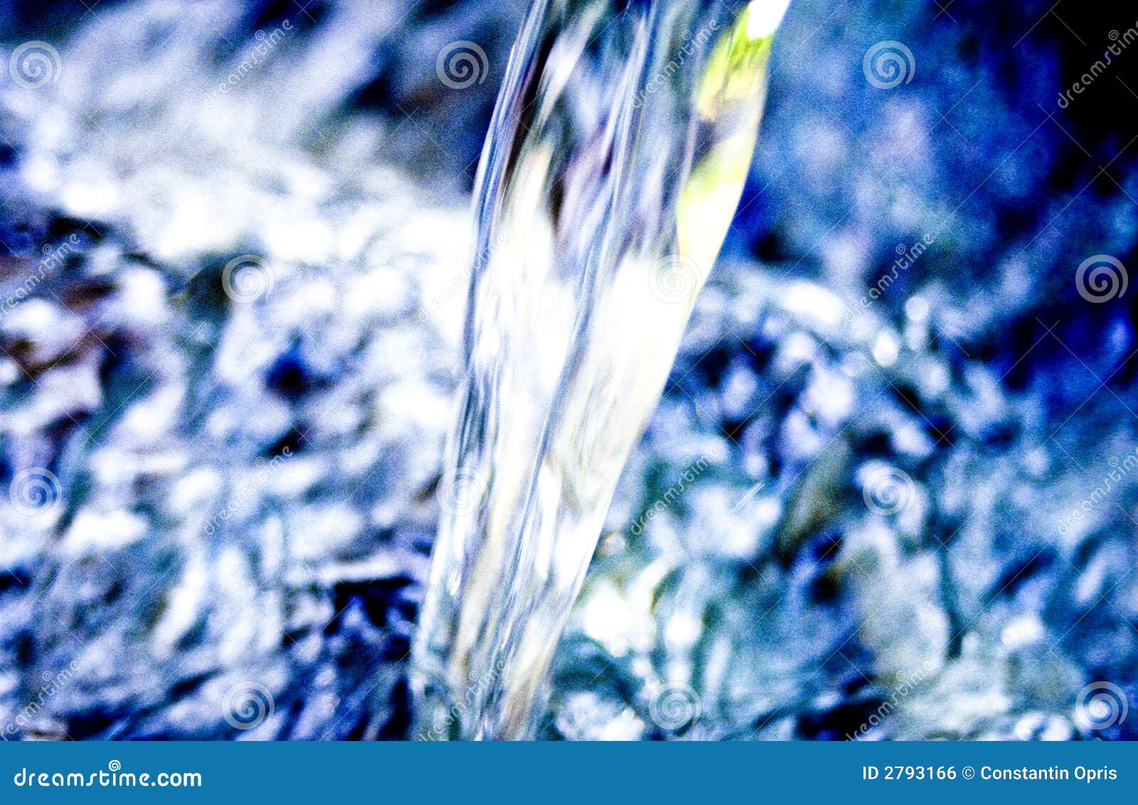 Flusso continuo dell'acqua fotografia stock. Immagine di puro - 2793166