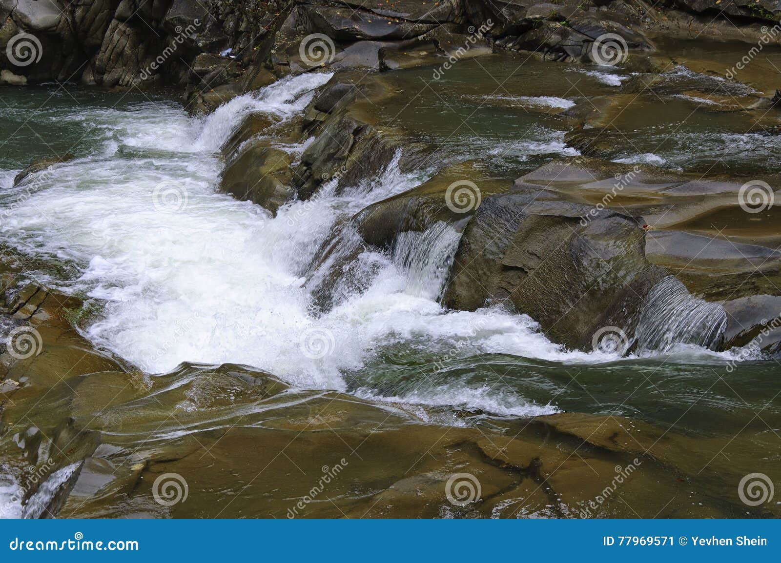 Flusso continuo dell'acqua immagine stock. Immagine di movimento - 77969571