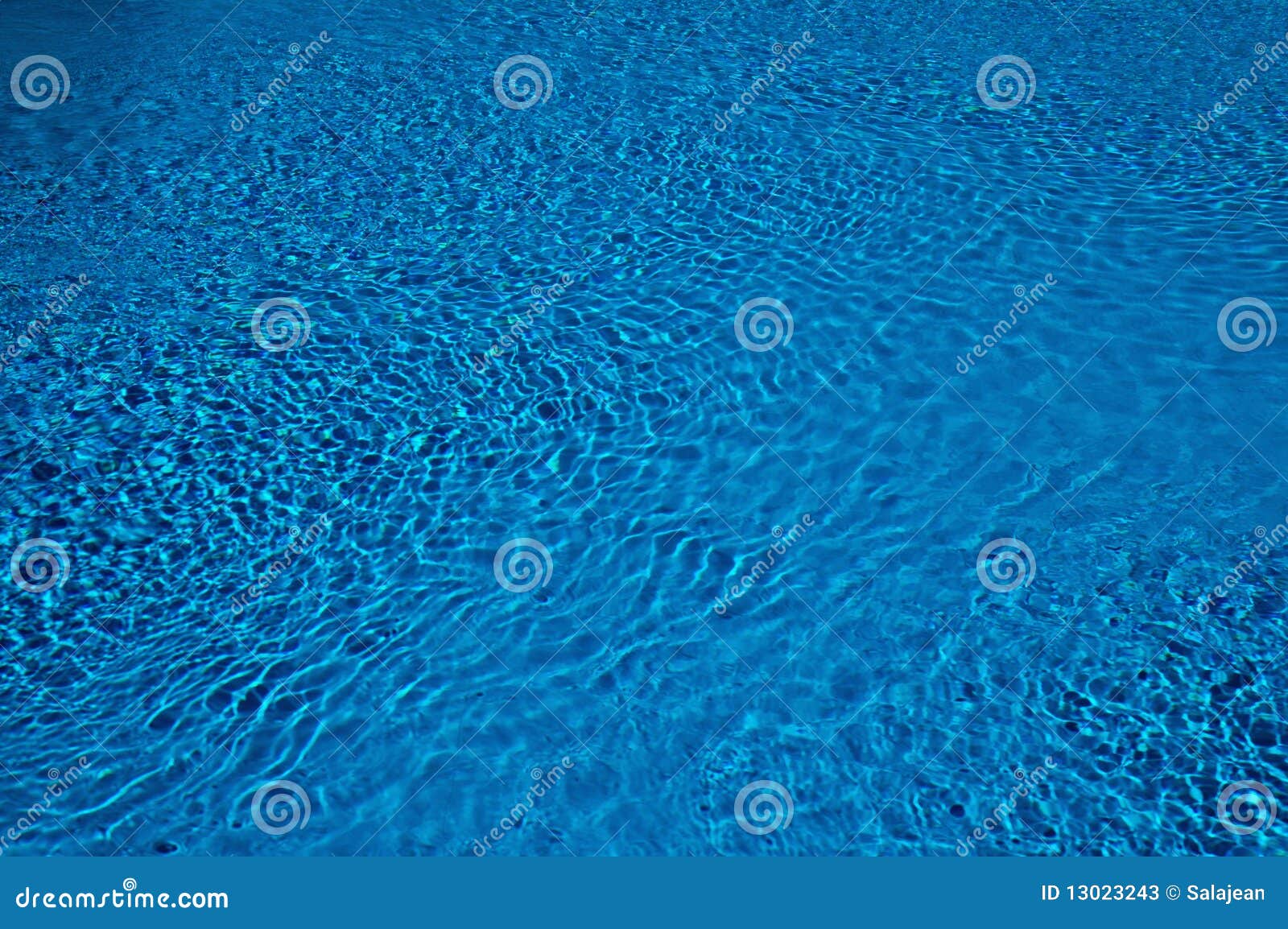 Flusso Continuo Dell'acqua Dolce Nella Piscina Immagine Stock ...