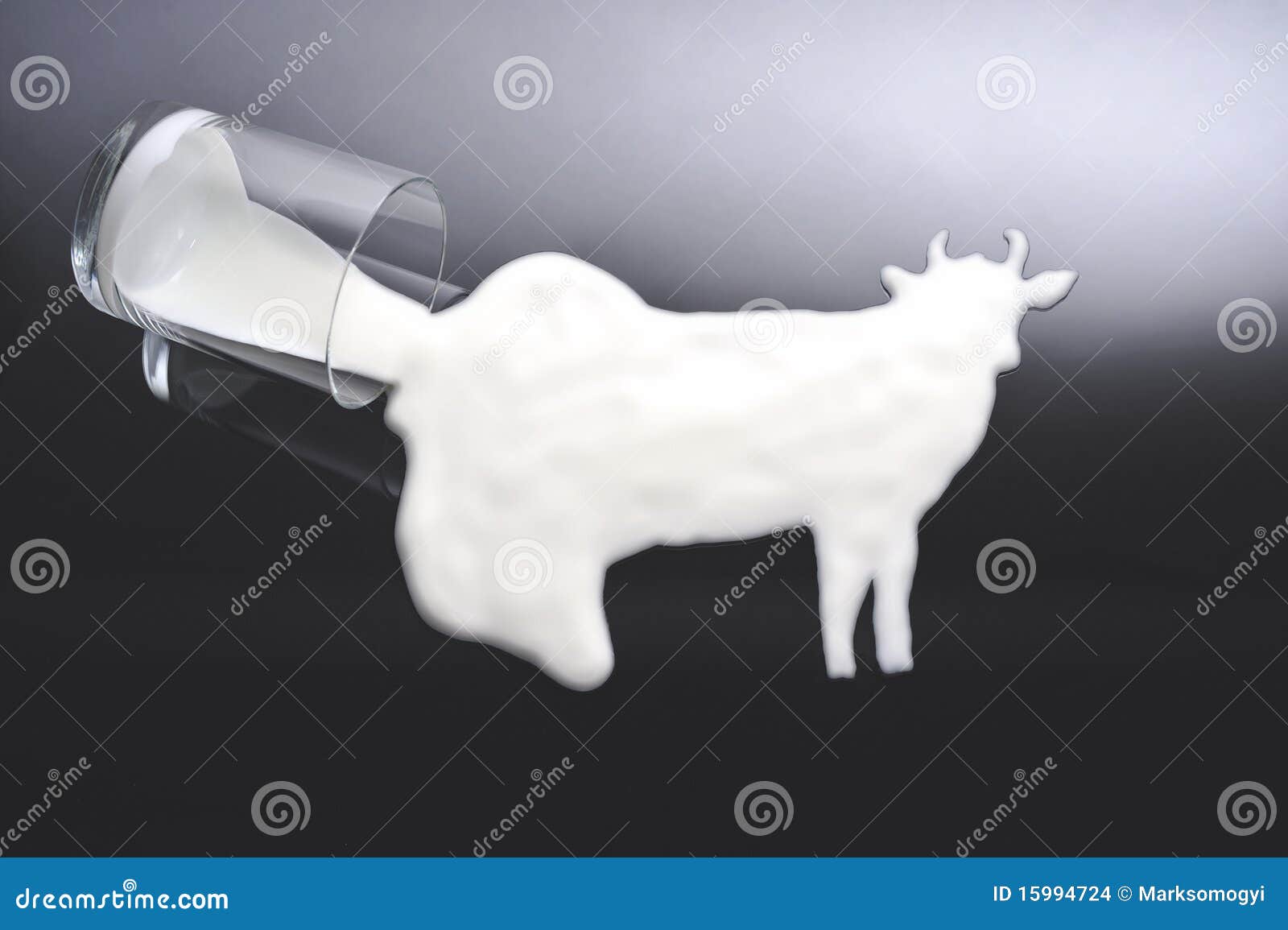 Flusso Del Latte Di Figura Della Mucca Fotografia Stock - Immagine di ...